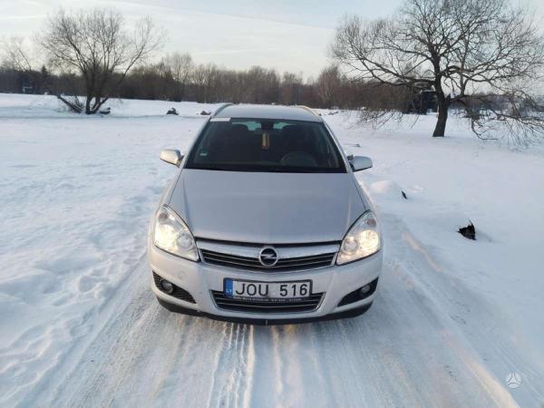 Grey Opel Astra 2008 in Panevezys, with an engine capacity of 1.91 L and mileage of 261 thousand km for 1450 €, photo 2 on AUTOMOTO.COM.LV