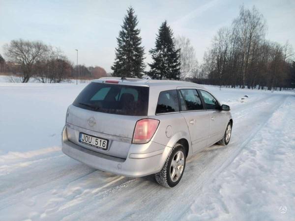 Grey Opel Astra 2008 in Panevezys, with an engine capacity of 1.91 L and mileage of 261 thousand km for 1450 €, photo 3 on AUTOMOTO.COM.LV