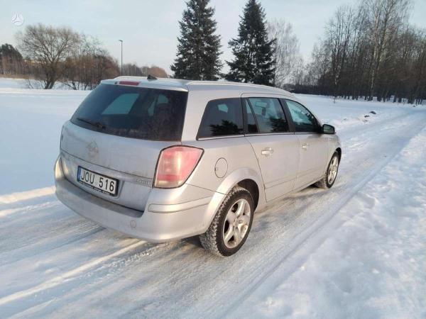 Grey Opel Astra 2008 in Panevezys, with an engine capacity of 1.91 L and mileage of 261 thousand km for 1450 €, photo 9 on AUTOMOTO.COM.LV