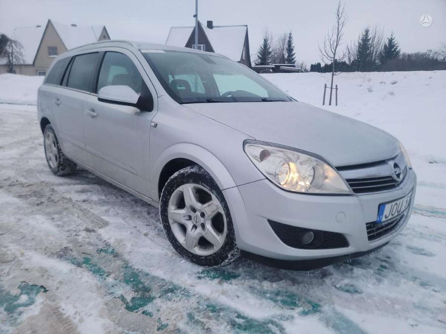 Grey Opel Astra 2008 in Ariogala, with an engine capacity of 1.90 L and mileage of 262 thousand km for 900 €, photo 1 on AUTOMOTO.COM.LV