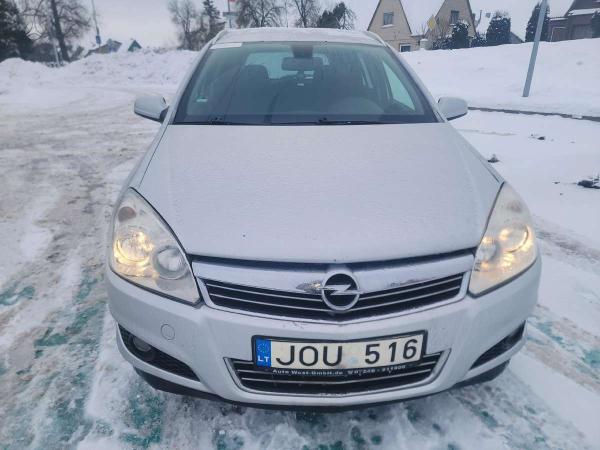 Grey Opel Astra 2008 in Ariogala, with an engine capacity of 1.90 L and mileage of 262 thousand km for 900 €, photo 2 on AUTOMOTO.COM.LV