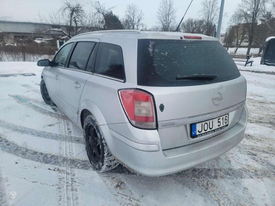 Grey Opel Astra 2008 in Ariogala, with an engine capacity of 1.90 L and mileage of 262 thousand km for 900 €, photo 4 on AUTOMOTO.COM.LV