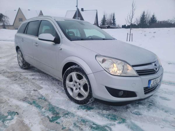 Grey Opel Astra 2008 in Ariogala, with an engine capacity of 1.90 L and mileage of 262 thousand km for 900 €, photo 1 on AUTOMOTO.COM.LV