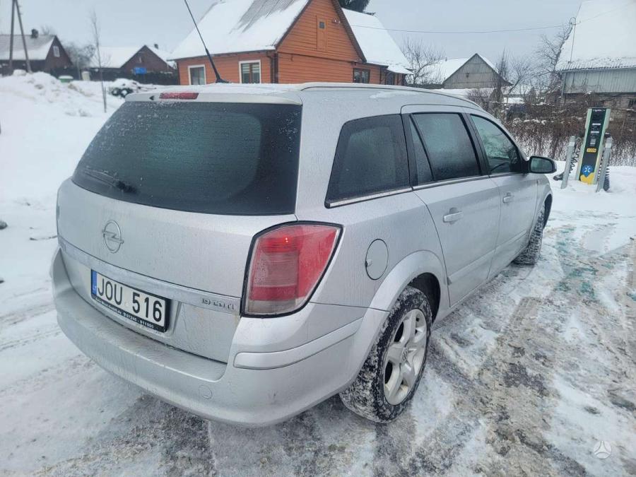 Grey Opel Astra 2008 in Ariogala, with an engine capacity of 1.90 L and mileage of 262 thousand km for 900 €, photo 5 on AUTOMOTO.COM.LV