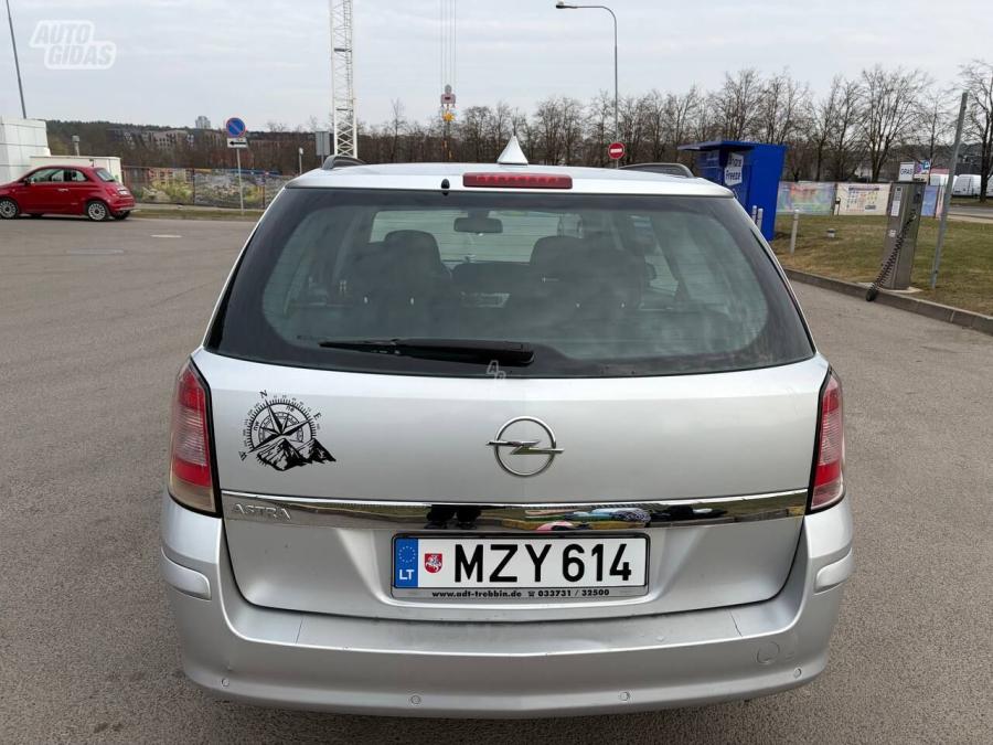 Grey Opel Astra 2008 in Vilnius, with an engine capacity of 1.90 L and mileage of 272 thousand km for 2300 €, photo 3 on AUTOMOTO.COM.LV