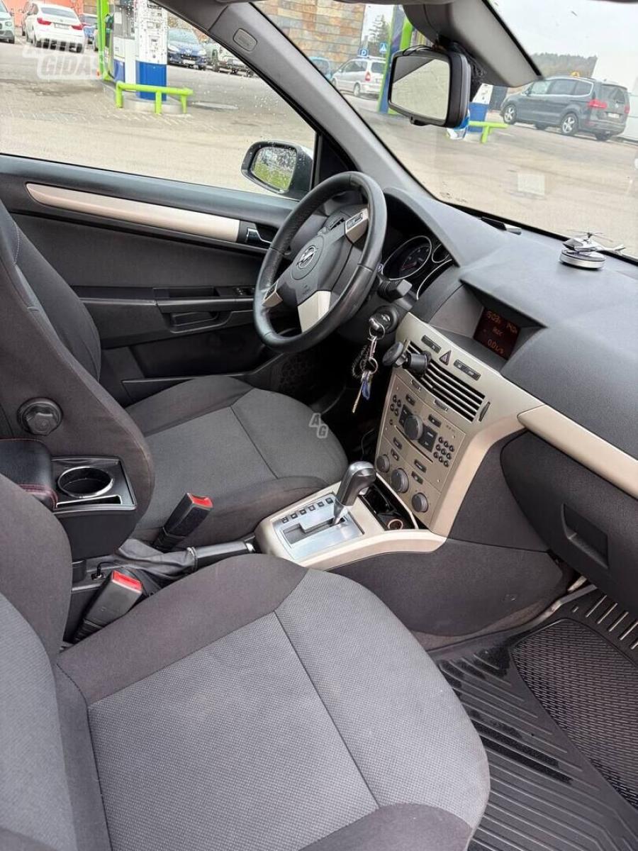 Grey Opel Astra 2008 in Vilnius, with an engine capacity of 1.90 L and mileage of 272 thousand km for 2300 €, photo 6 on AUTOMOTO.COM.LV
