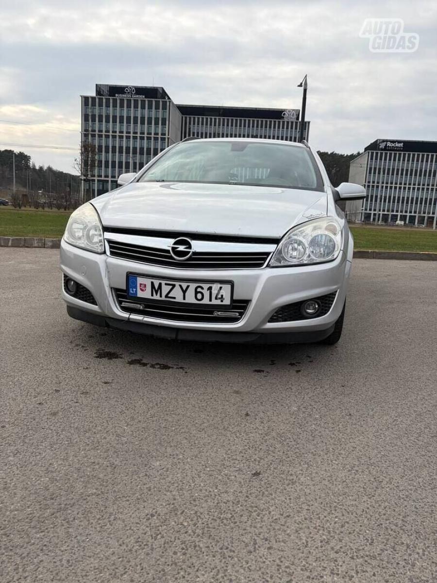 Grey Opel Astra 2008 in Vilnius, with an engine capacity of 1.90 L and mileage of 272 thousand km for 2300 €, photo 8 on AUTOMOTO.COM.LV