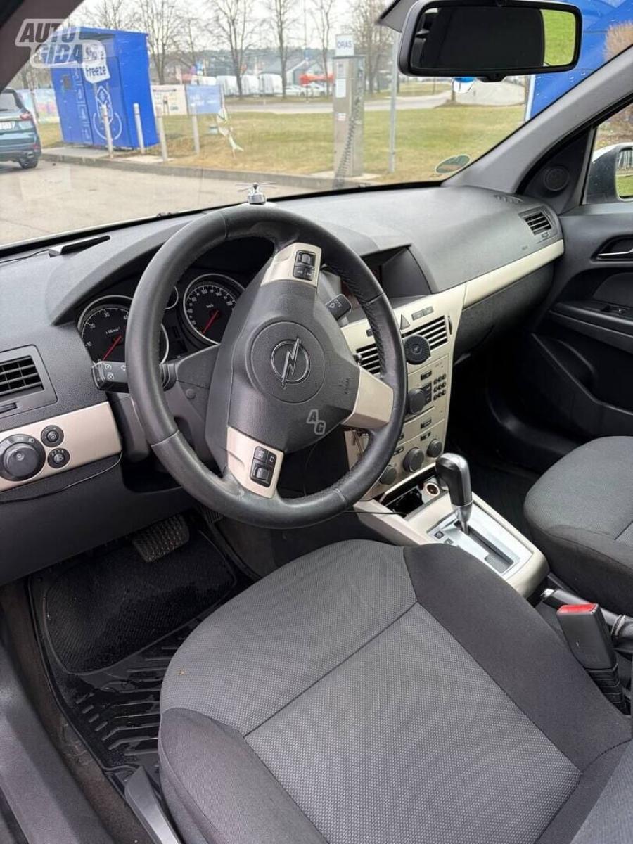 Grey Opel Astra 2008 in Vilnius, with an engine capacity of 1.90 L and mileage of 272 thousand km for 2300 €, photo 15 on AUTOMOTO.COM.LV