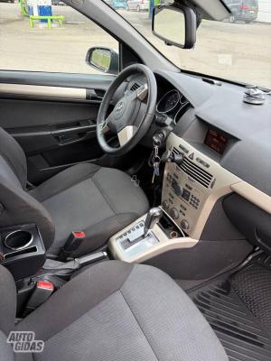 Grey Opel Astra 2008 in Vilnius, with an engine capacity of 1.90 L and mileage of 272 thousand km for 2300 €, photo 17 on AUTOMOTO.COM.LV