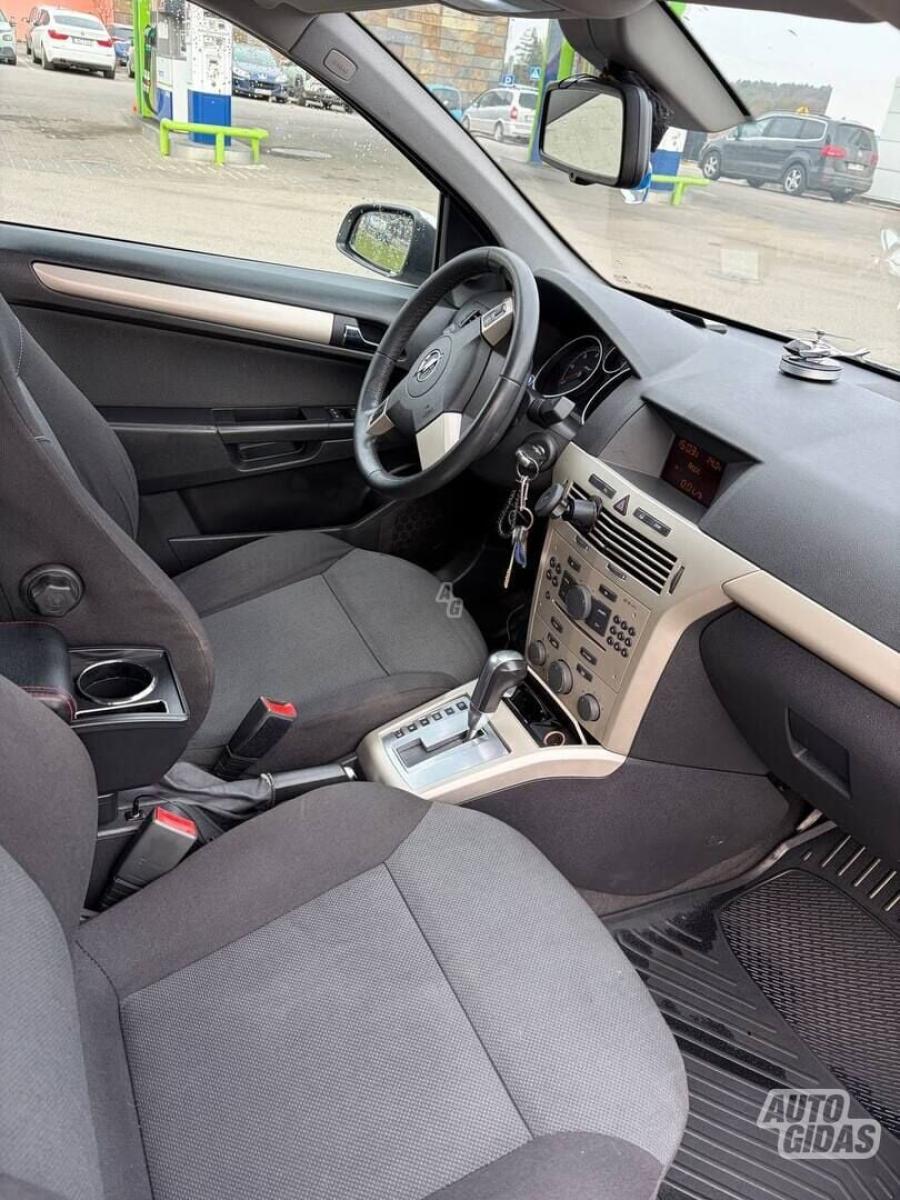 Grey Opel Astra 2008 in Vilnius, with an engine capacity of 1.90 L and mileage of 272 thousand km for 2300 €, photo 20 on AUTOMOTO.COM.LV