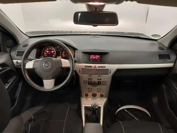 Grey Opel Astra 2008 in Limbazi, with an engine capacity of 1.80 L and mileage of 217 thousand km for 3150 €, photo 6 on AUTOMOTO.COM.LV