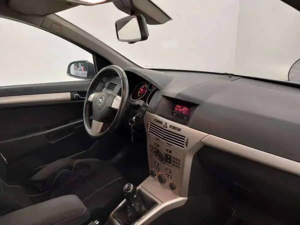 Grey Opel Astra 2008 in Limbazi, with an engine capacity of 1.80 L and mileage of 217 thousand km for 3150 €, photo 7 on AUTOMOTO.COM.LV