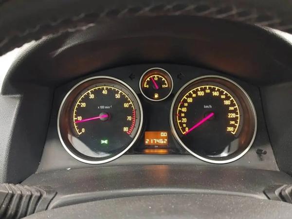 Grey Opel Astra 2008 in Limbazi, with an engine capacity of 1.80 L and mileage of 217 thousand km for 3150 €, photo 8 on AUTOMOTO.COM.LV