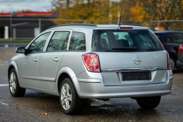 Pelēks Opel Astra 2008 Liepāja, ar dzinēja tilpumu 1.90 L un nobraukumu 215 tūkst. km par 3200 €, foto 3 vietnē AUTOMOTO.COM.LV