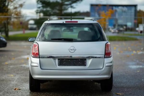 Pelēks Opel Astra 2008 Liepāja, ar dzinēja tilpumu 1.90 L un nobraukumu 215 tūkst. km par 3200 €, foto 4 vietnē AUTOMOTO.COM.LV