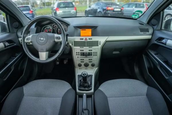 Pelēks Opel Astra 2008 Liepāja, ar dzinēja tilpumu 1.90 L un nobraukumu 215 tūkst. km par 3200 €, foto 9 vietnē AUTOMOTO.COM.LV