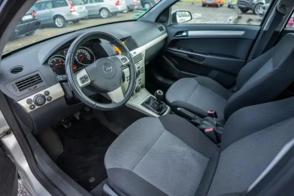 Pelēks Opel Astra 2008 Liepāja, ar dzinēja tilpumu 1.90 L un nobraukumu 215 tūkst. km par 3200 €, foto 10 vietnē AUTOMOTO.COM.LV