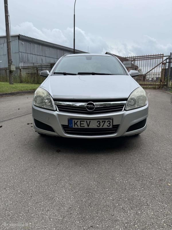 Grey Opel Astra 2008 in Kazlu Ruda, with an engine capacity of 1.70 L and mileage of 316 thousand km for 1150 €, photo 3 on AUTOMOTO.COM.LV