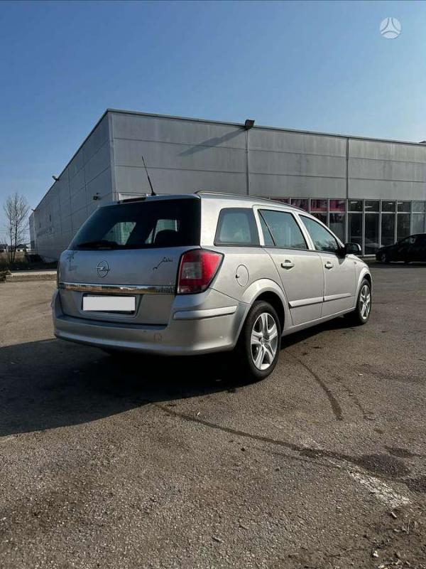 Grey Opel Astra 2008 in Marijampole, with an engine capacity of 1.69 L and mileage of 227 thousand km for 1900 €, photo 5 on AUTOMOTO.COM.LV