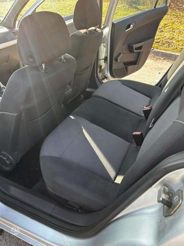 Grey Opel Astra 2008 in Marijampole, with an engine capacity of 1.69 L and mileage of 227 thousand km for 1900 €, photo 10 on AUTOMOTO.COM.LV