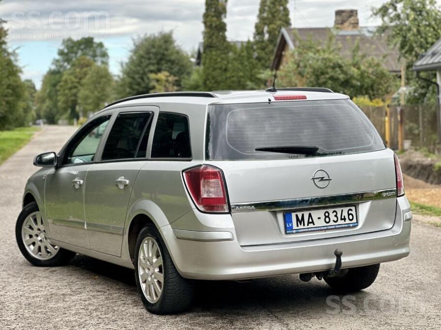 Grey Opel Astra 2008 in Jelgava, with an engine capacity of 1.70 L and mileage of 265 thousand km for 1750 €, photo 9 on AUTOMOTO.COM.LV