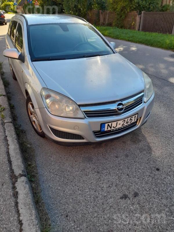 Grey Opel Astra 2008 in Jurmala, with an engine capacity of 1.70 L and mileage of 406 thousand km for 1150 €, photo 2 on AUTOMOTO.COM.LV