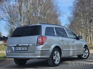 Grey Opel Astra 2009 in Tukums, with an engine capacity of 1.90 L and mileage of 278 thousand km for 2490 €, photo 3 on AUTOMOTO.COM.LV