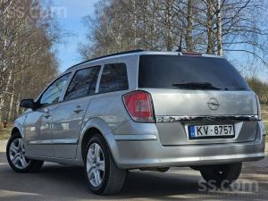 Grey Opel Astra 2009 in Tukums, with an engine capacity of 1.90 L and mileage of 278 thousand km for 2490 €, photo 4 on AUTOMOTO.COM.LV