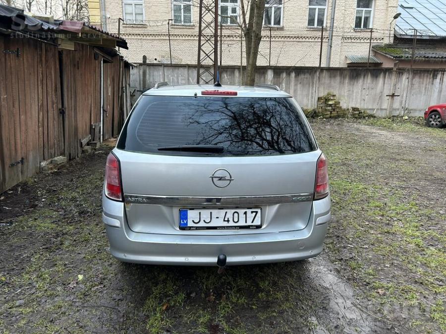Grey Opel Astra 2009 in Riga, with an engine capacity of 1.70 L and mileage of 335 thousand km for 1500 €, photo 5 on AUTOMOTO.COM.LV