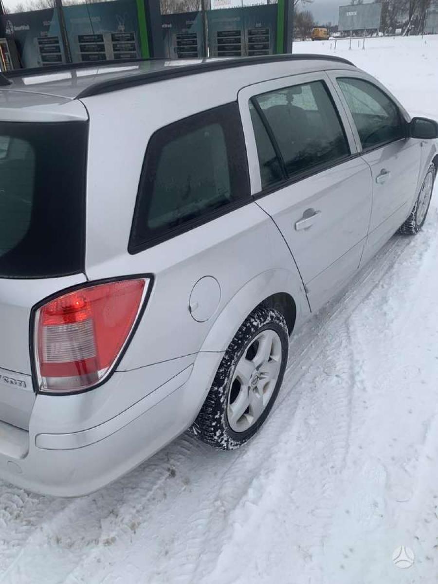 Grey Opel Astra 2009 in Taurage, with an engine capacity of 1.69 L and mileage of 126 thousand km for 1300 €, photo 4 on AUTOMOTO.COM.LV