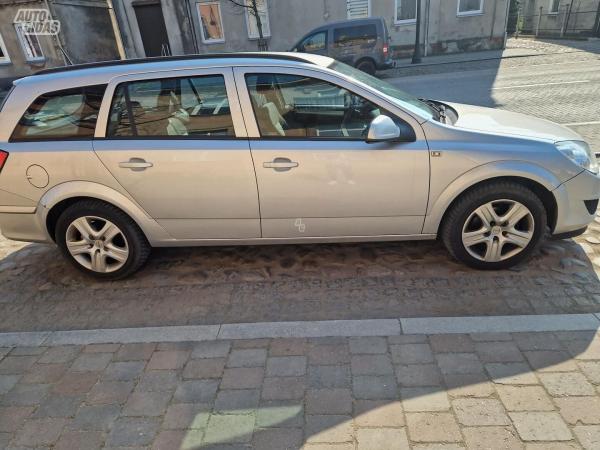 Grey Opel Astra 2009 in Kalvarija, with an engine capacity of 1.70 L and mileage of 220 thousand km for 2300 €, photo 3 on AUTOMOTO.COM.LV