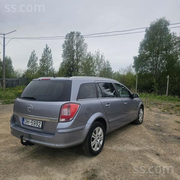 Pelēks Opel Astra 2009 Rīga, ar dzinēja tilpumu 1.70 L un nobraukumu 310 tūkst. km par 2110 €, foto 4 vietnē AUTOMOTO.COM.LV