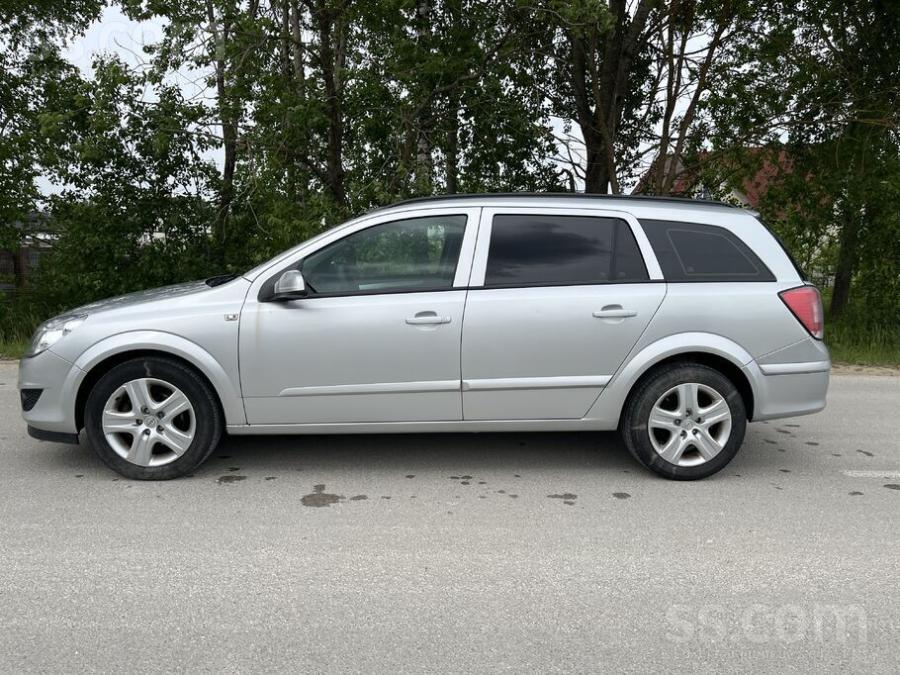 Grey Opel Astra 2009 in Riga, with an engine capacity of 1.70 L and mileage of 335 thousand km for 1200 €, photo 7 on AUTOMOTO.COM.LV