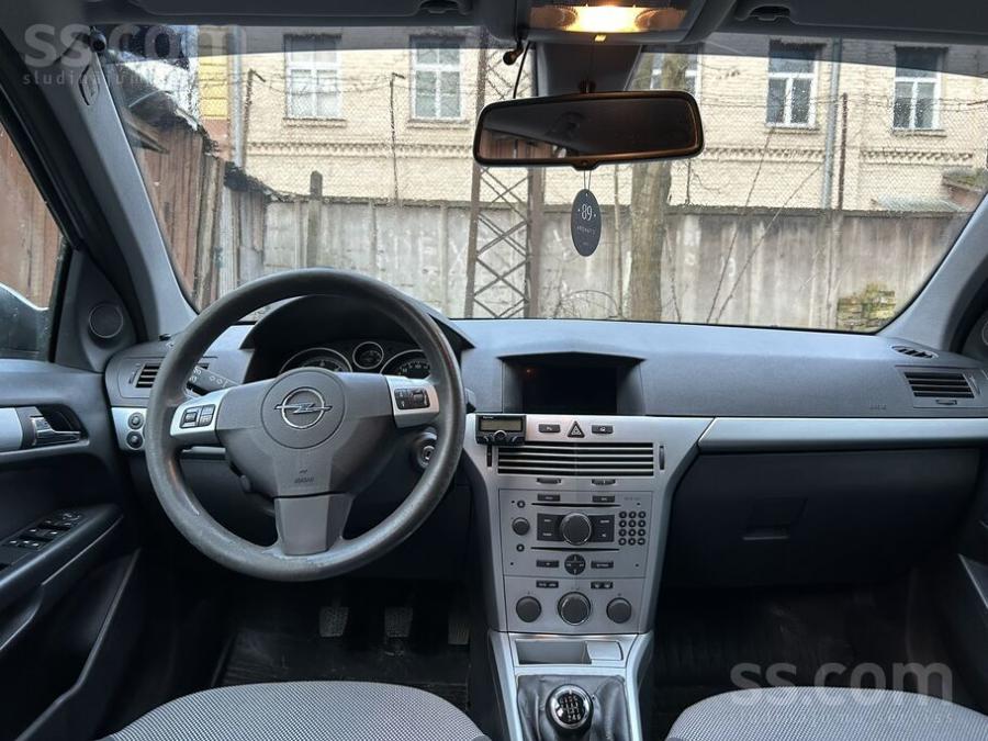 Grey Opel Astra 2009 in Riga, with an engine capacity of 1.70 L and mileage of 335 thousand km for 1200 €, photo 10 on AUTOMOTO.COM.LV