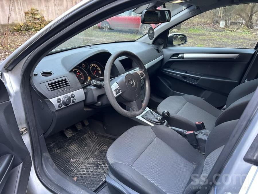 Grey Opel Astra 2009 in Riga, with an engine capacity of 1.70 L and mileage of 335 thousand km for 1200 €, photo 15 on AUTOMOTO.COM.LV