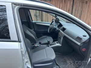 Grey Opel Astra 2009 in Riga, with an engine capacity of 1.70 L and mileage of 335 thousand km for 1200 €, photo 16 on AUTOMOTO.COM.LV