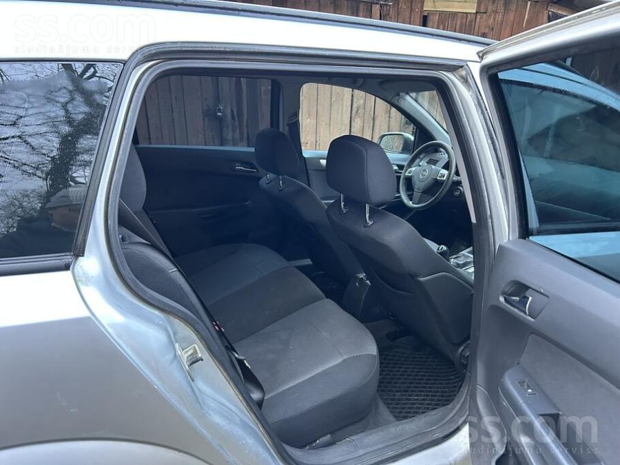Grey Opel Astra 2009 in Riga, with an engine capacity of 1.70 L and mileage of 335 thousand km for 1200 €, photo 17 on AUTOMOTO.COM.LV