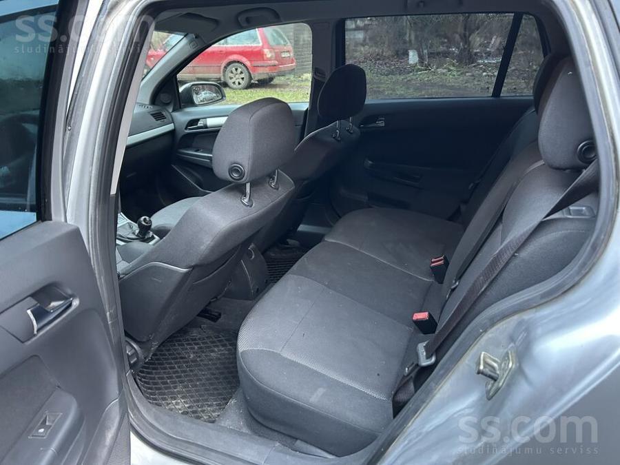 Grey Opel Astra 2009 in Riga, with an engine capacity of 1.70 L and mileage of 335 thousand km for 1200 €, photo 18 on AUTOMOTO.COM.LV