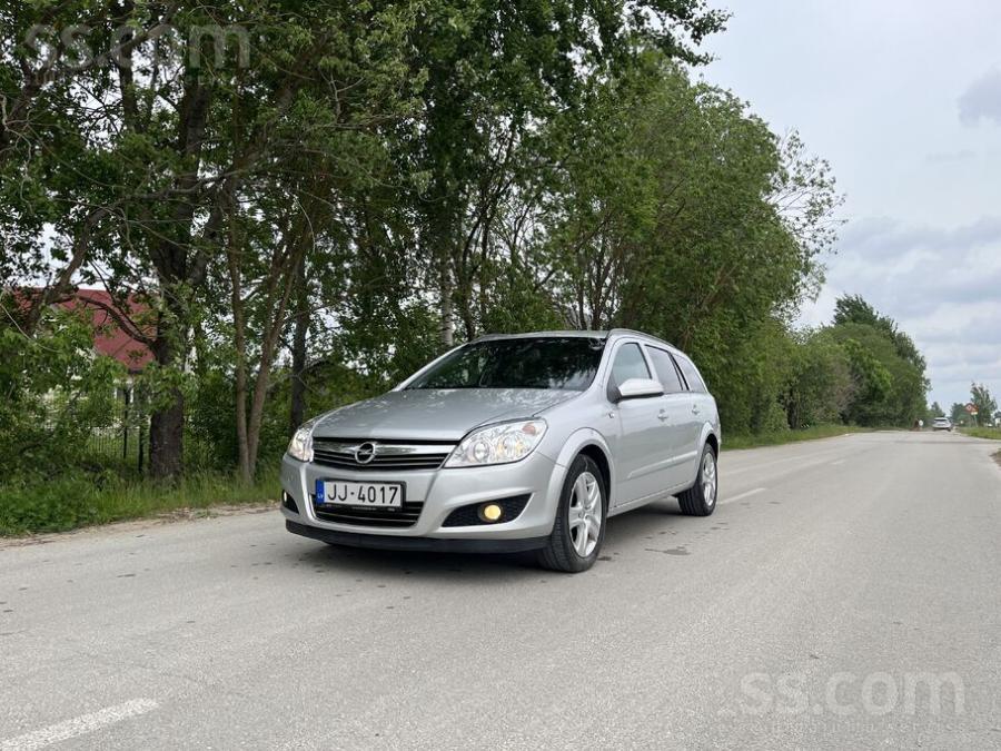 Grey Opel Astra 2009 in Riga, with an engine capacity of 1.70 L and mileage of 335 thousand km for 1200 €, photo 3 on AUTOMOTO.COM.LV