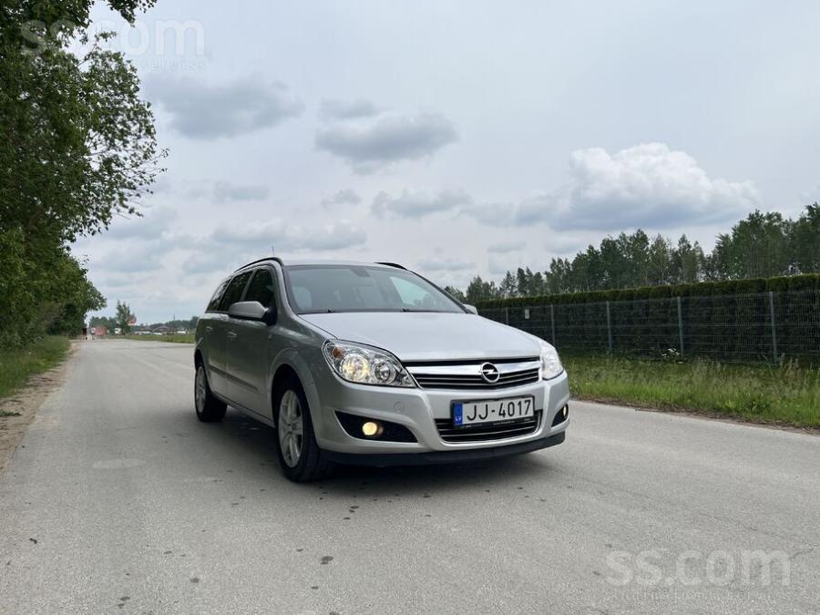 Grey Opel Astra 2009 in Riga, with an engine capacity of 1.70 L and mileage of 335 thousand km for 1200 €, photo 4 on AUTOMOTO.COM.LV