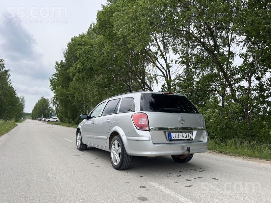 Grey Opel Astra 2009 in Riga, with an engine capacity of 1.70 L and mileage of 335 thousand km for 1200 €, photo 5 on AUTOMOTO.COM.LV