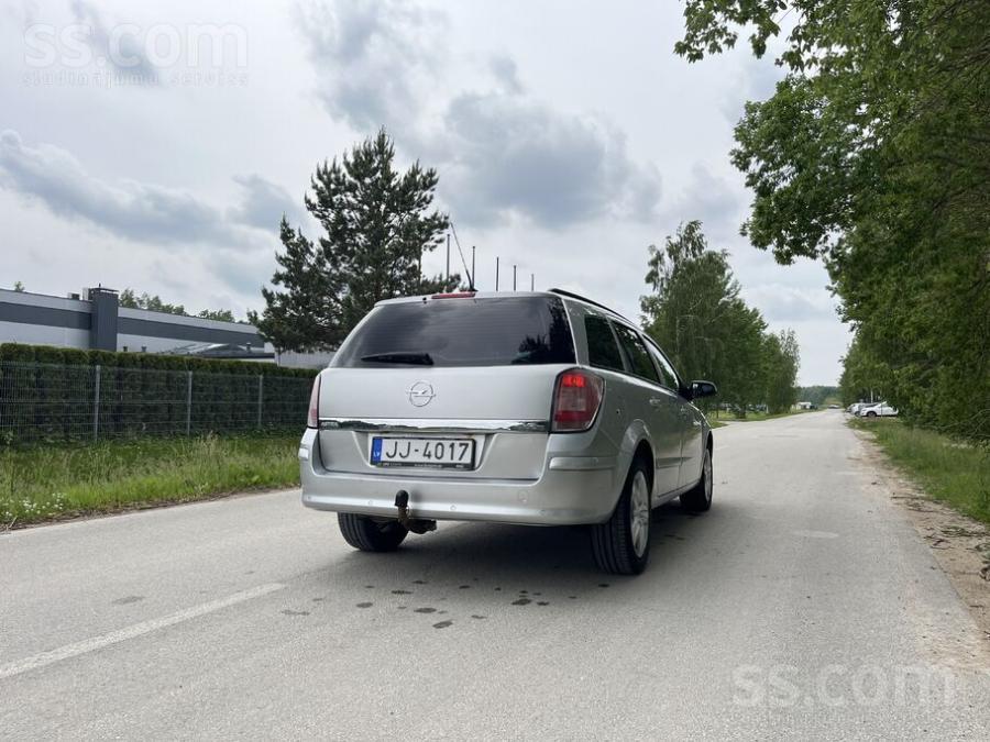 Grey Opel Astra 2009 in Riga, with an engine capacity of 1.70 L and mileage of 335 thousand km for 1200 €, photo 6 on AUTOMOTO.COM.LV