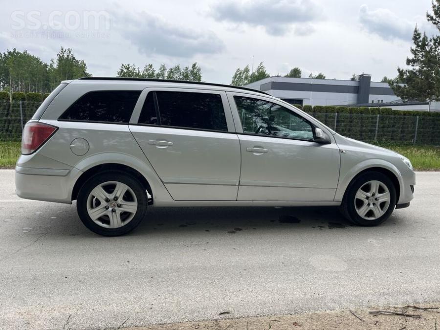 Grey Opel Astra 2009 in Riga, with an engine capacity of 1.70 L and mileage of 335 thousand km for 1200 €, photo 8 on AUTOMOTO.COM.LV
