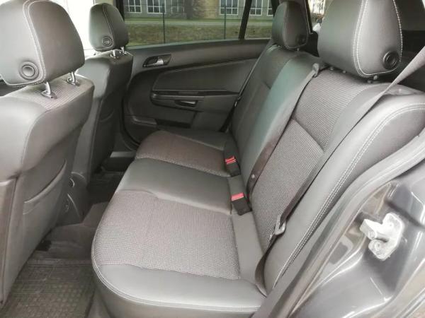 Grey Opel Astra 2009 in Saldus, with an engine capacity of 1.70 L and mileage of 271 thousand km for 3200 €, photo 8 on AUTOMOTO.COM.LV