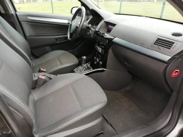 Grey Opel Astra 2009 in Saldus, with an engine capacity of 1.70 L and mileage of 271 thousand km for 3200 €, photo 9 on AUTOMOTO.COM.LV