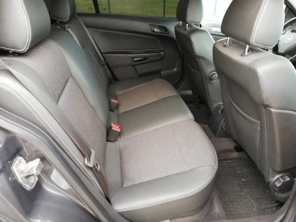 Grey Opel Astra 2009 in Saldus, with an engine capacity of 1.70 L and mileage of 271 thousand km for 3200 €, photo 10 on AUTOMOTO.COM.LV