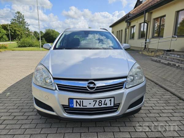 Grey Opel Astra 2009 in Liepaja, with an engine capacity of 1.70 L and mileage of 282 thousand km for 1750 €, photo 2 on AUTOMOTO.COM.LV