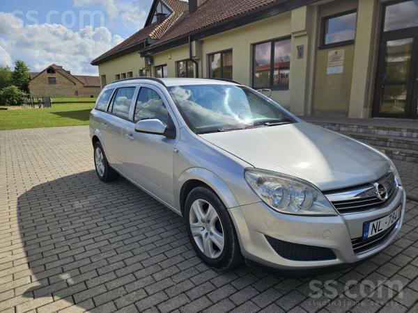 Grey Opel Astra 2009 in Liepaja, with an engine capacity of 1.70 L and mileage of 282 thousand km for 1750 €, photo 3 on AUTOMOTO.COM.LV