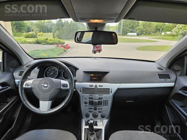 Grey Opel Astra 2009 in Liepaja, with an engine capacity of 1.70 L and mileage of 282 thousand km for 1750 €, photo 9 on AUTOMOTO.COM.LV