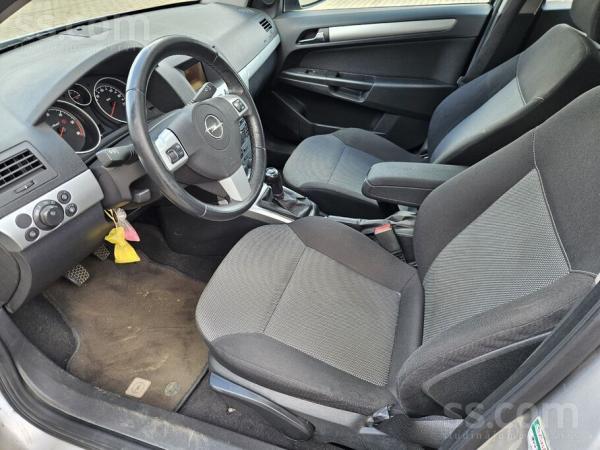 Pelēks Opel Astra 2009 Liepāja, ar dzinēja tilpumu 1.70 L un nobraukumu 282 tūkst. km par 1750 €, foto 10 vietnē AUTOMOTO.COM.LV